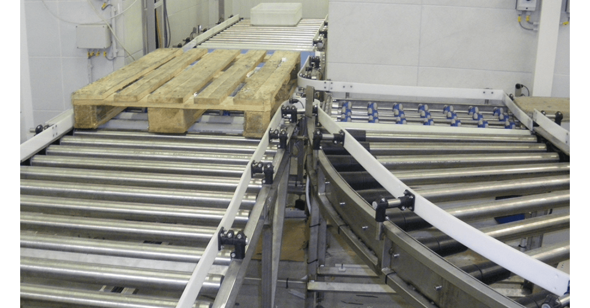 Powered roller tracks freewheeling roller conveyors